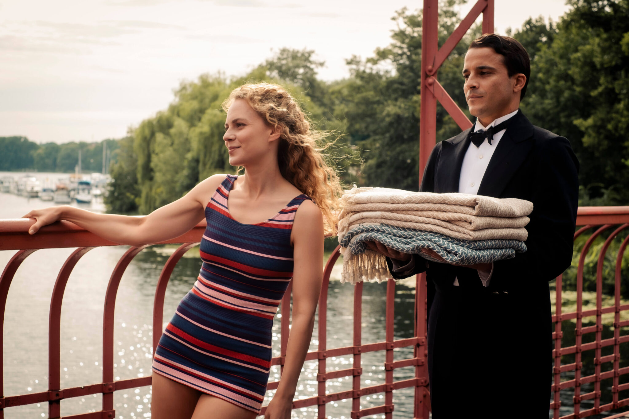 Vorgeschichte zum Silvester-Kult: „Miss Sophie – Same Procedure As Every Year“ enthüllt First ...