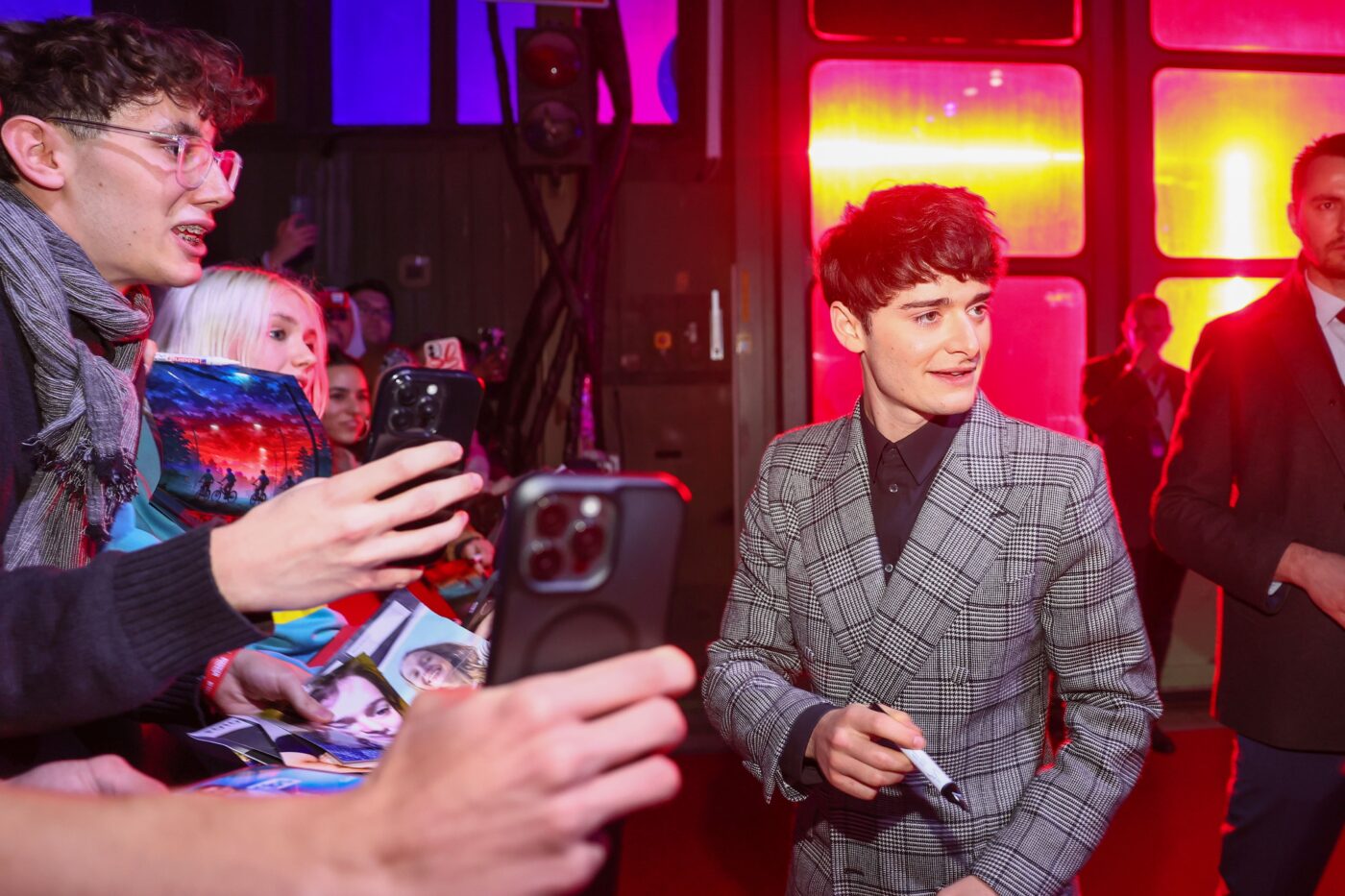 Willkommen im Upside Down: Das letzte „STRANGER THINGS“-Abenteuer beginnt mit spektakulärem Fan ...