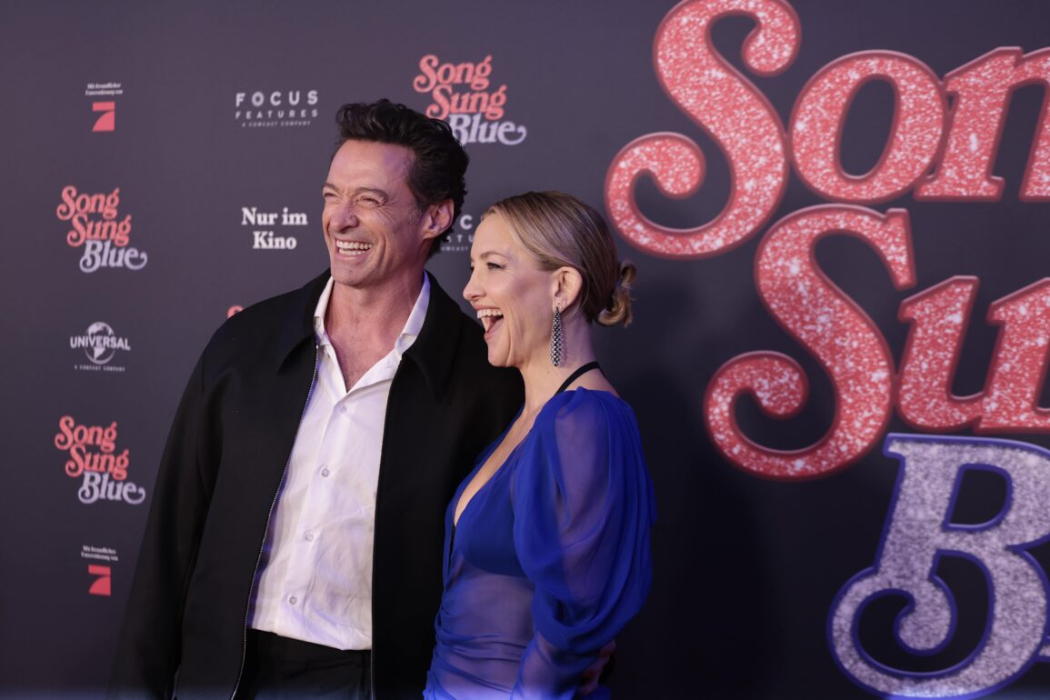 Sweet Caroline in Berlin: Hugh Jackman und Kate Hudson feiern ...
