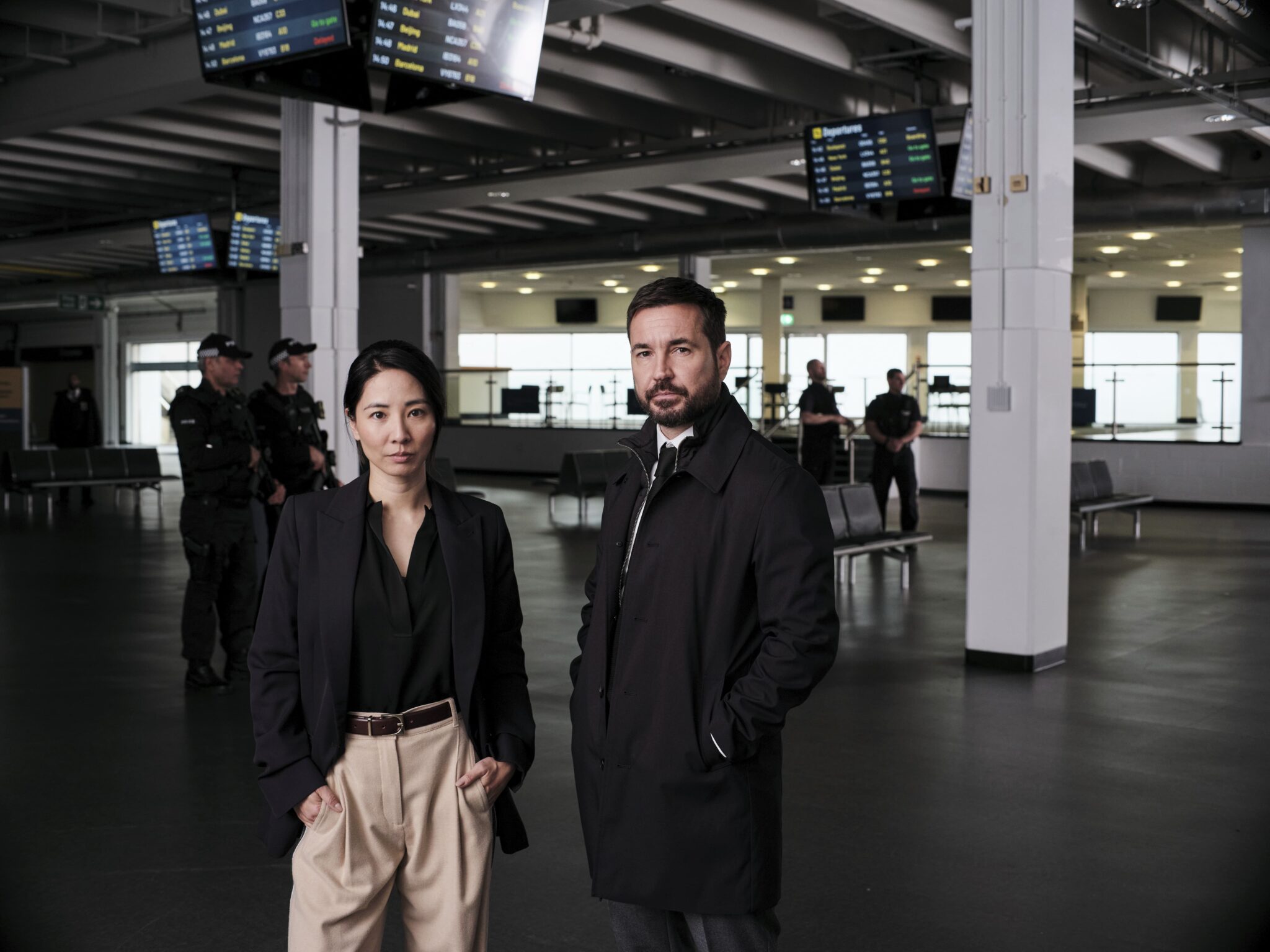 Red Eye Staffel 2 – Jing Lusi und Martin Compston im Botschafts ...