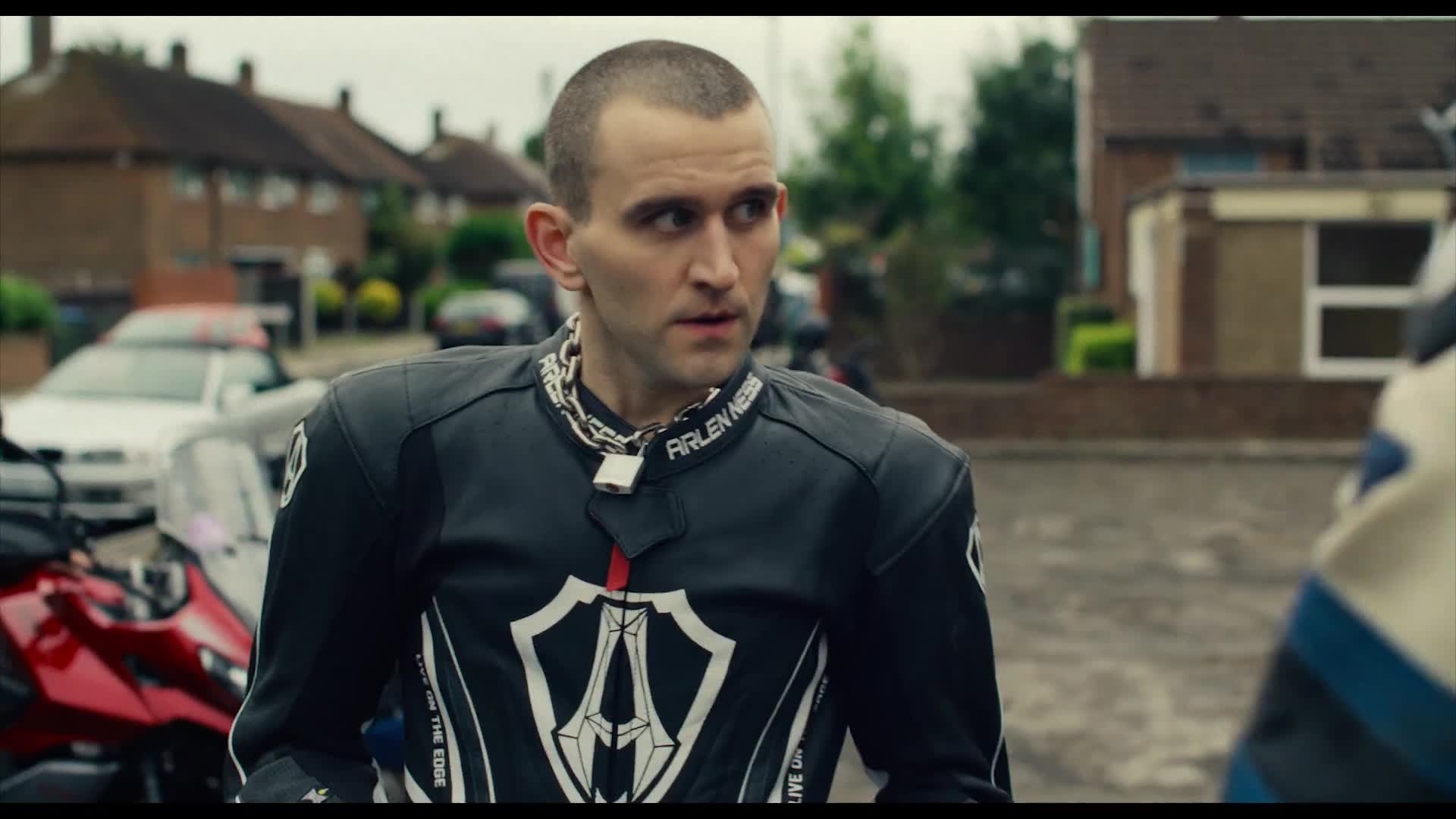 'Pillion' Filmkritik: Alexander Skarsgård und Harry Melling im ...