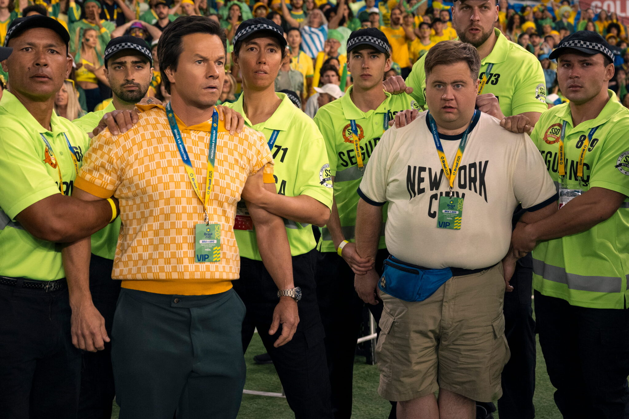 Balls Up: Mark Wahlberg und Paul Walter Hauser sorgen für WM-Skandal ...