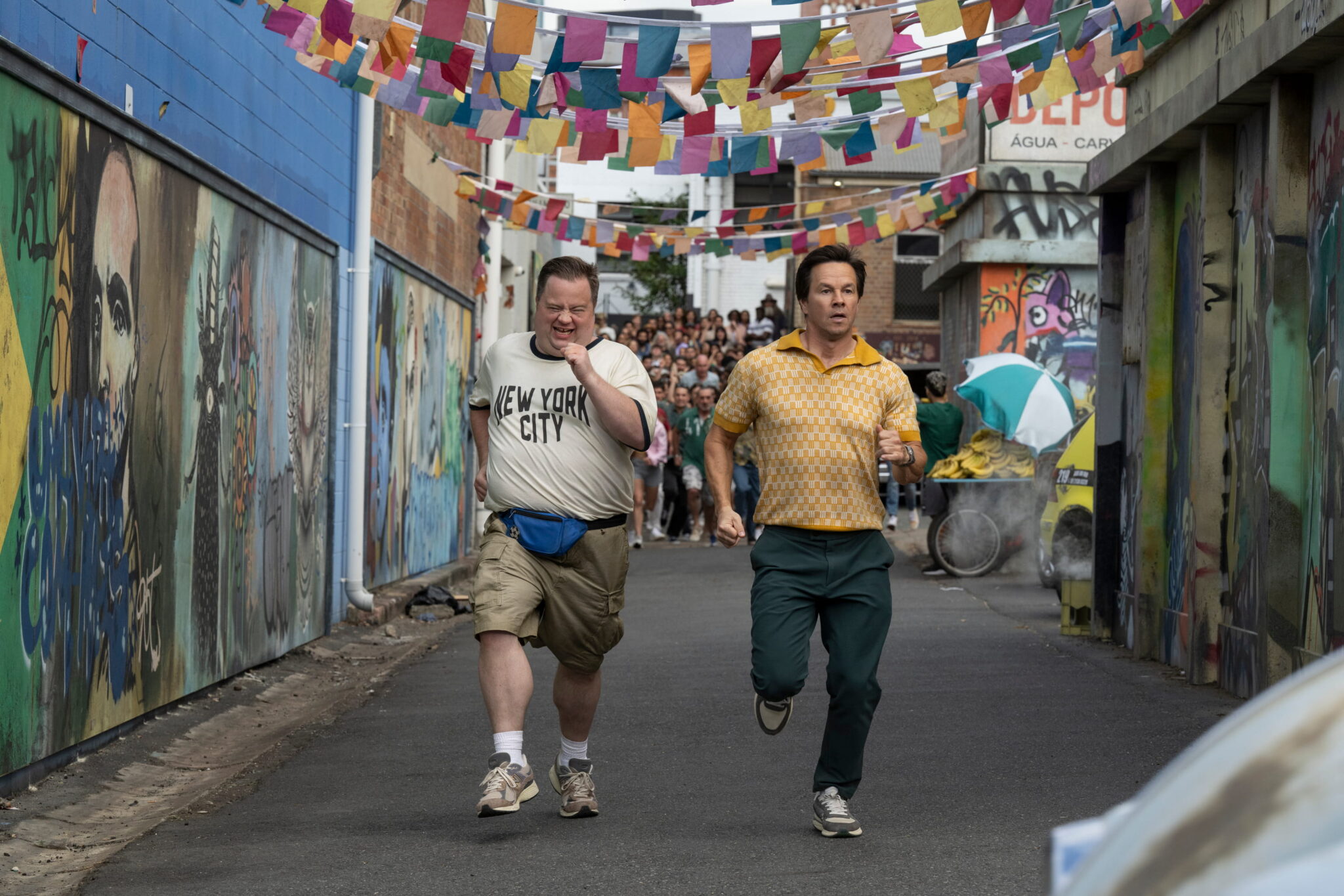 Balls Up: Mark Wahlberg und Paul Walter Hauser sorgen für WM-Skandal ...